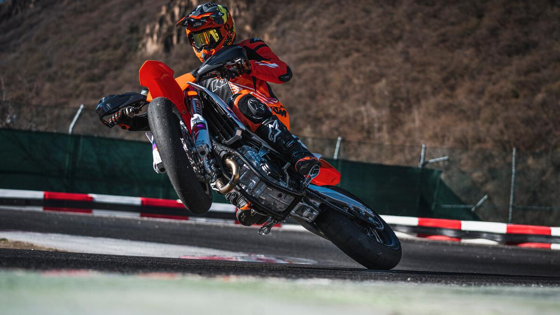 KTM 450 SMR 2024: la supermoto si aggiorna con novità interessanti [FOTO] - Motoblog