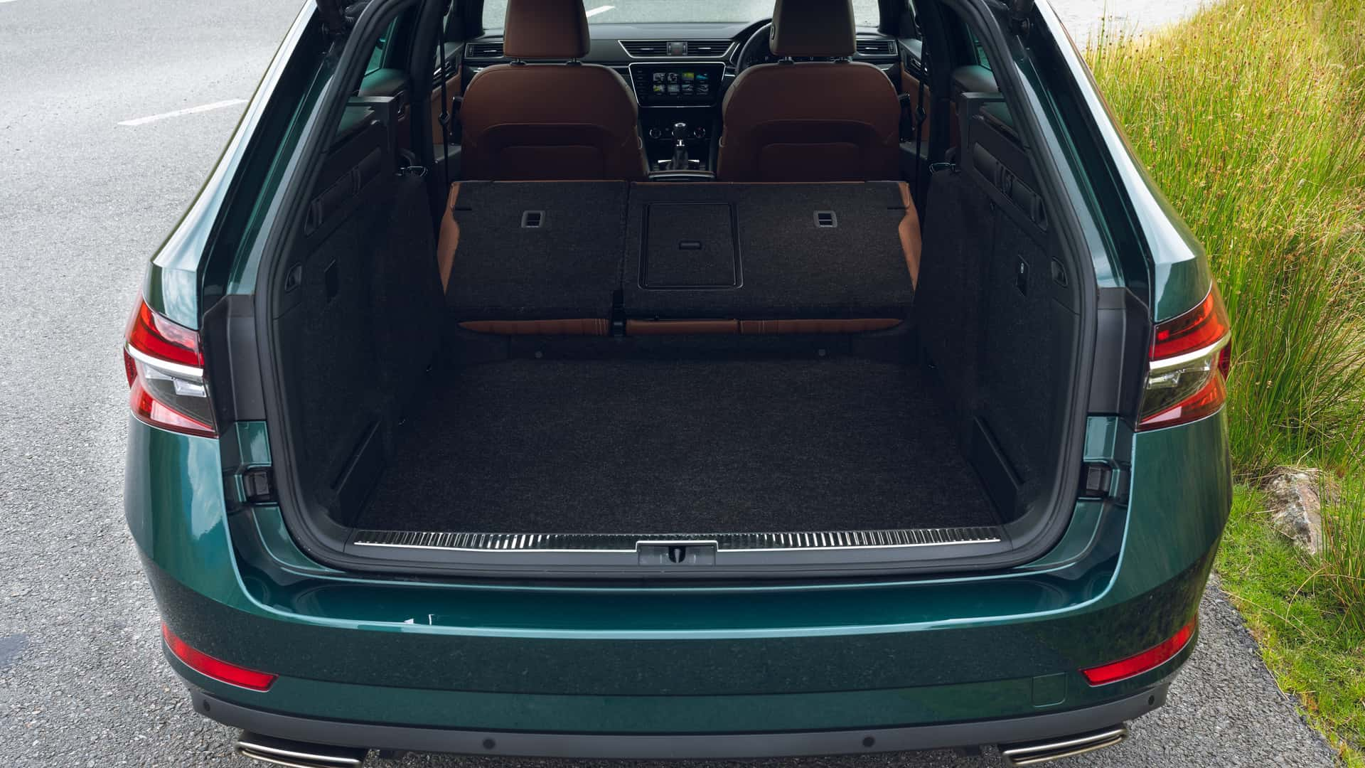 Skoda Superb Sleeper Edition: 477 CV sotto un elegante abito verde ...