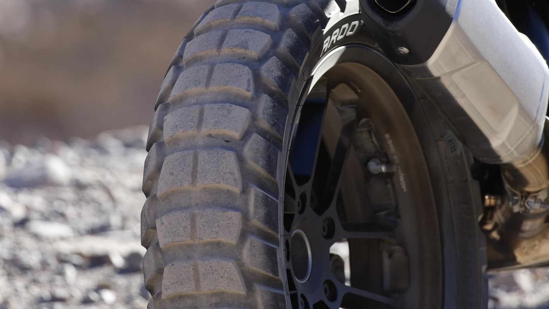 Metzeler Karoo 4 e BMW R 1300 GS a 6000 metri di altitudine in meno di ...