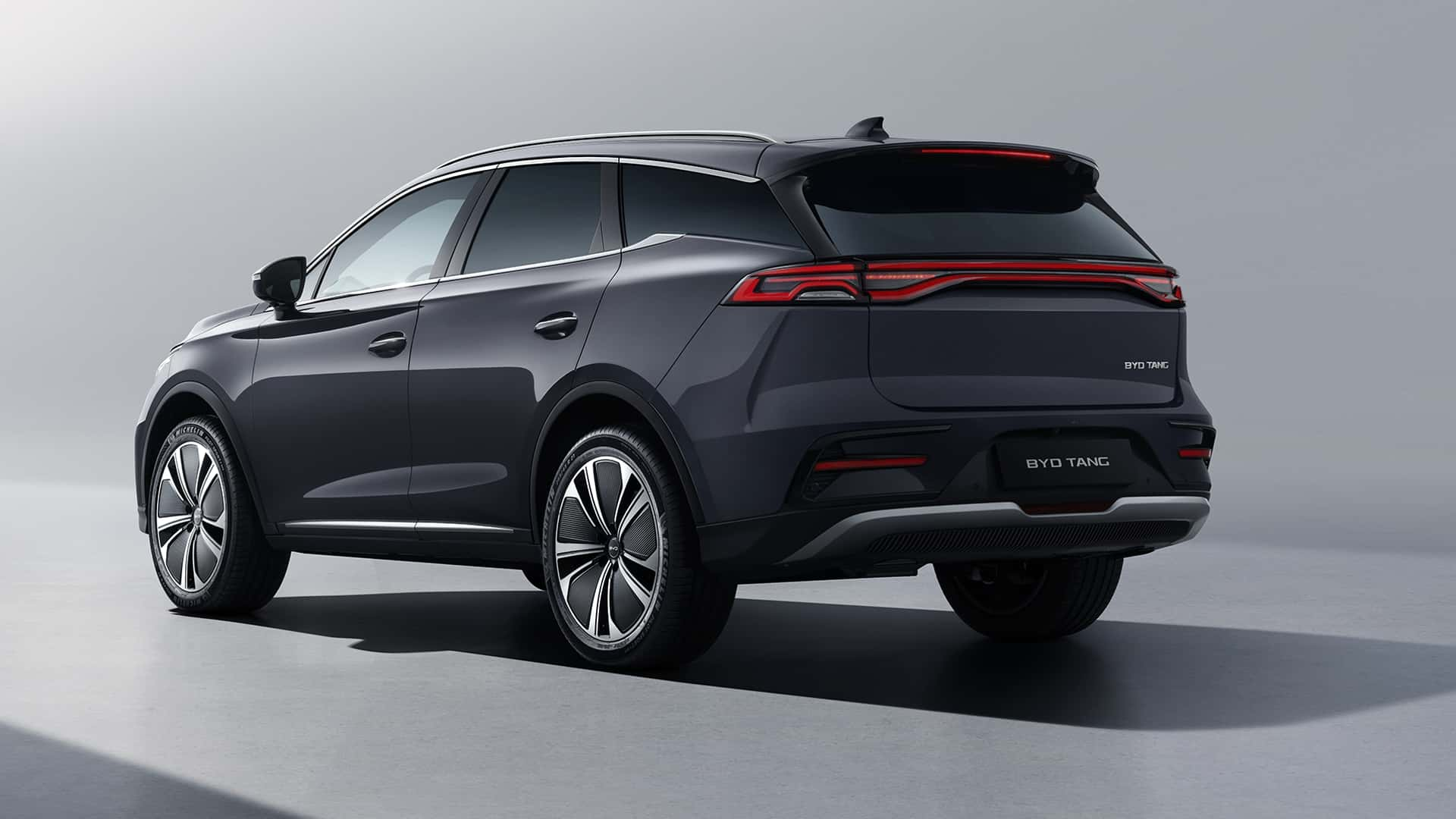Nuova BYD Tang: batteria, autonomia, prestazioni del SUV 7 posti - Autoblog