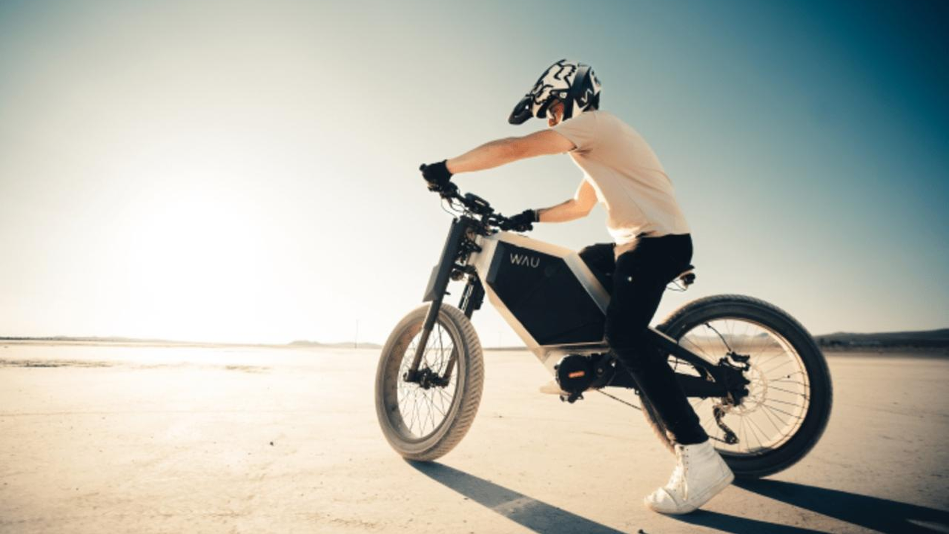 WAU Cyber: ecco la nuova e-bike futuristica ispirata al mondo cyberpunk [FOTO e VIDEO]