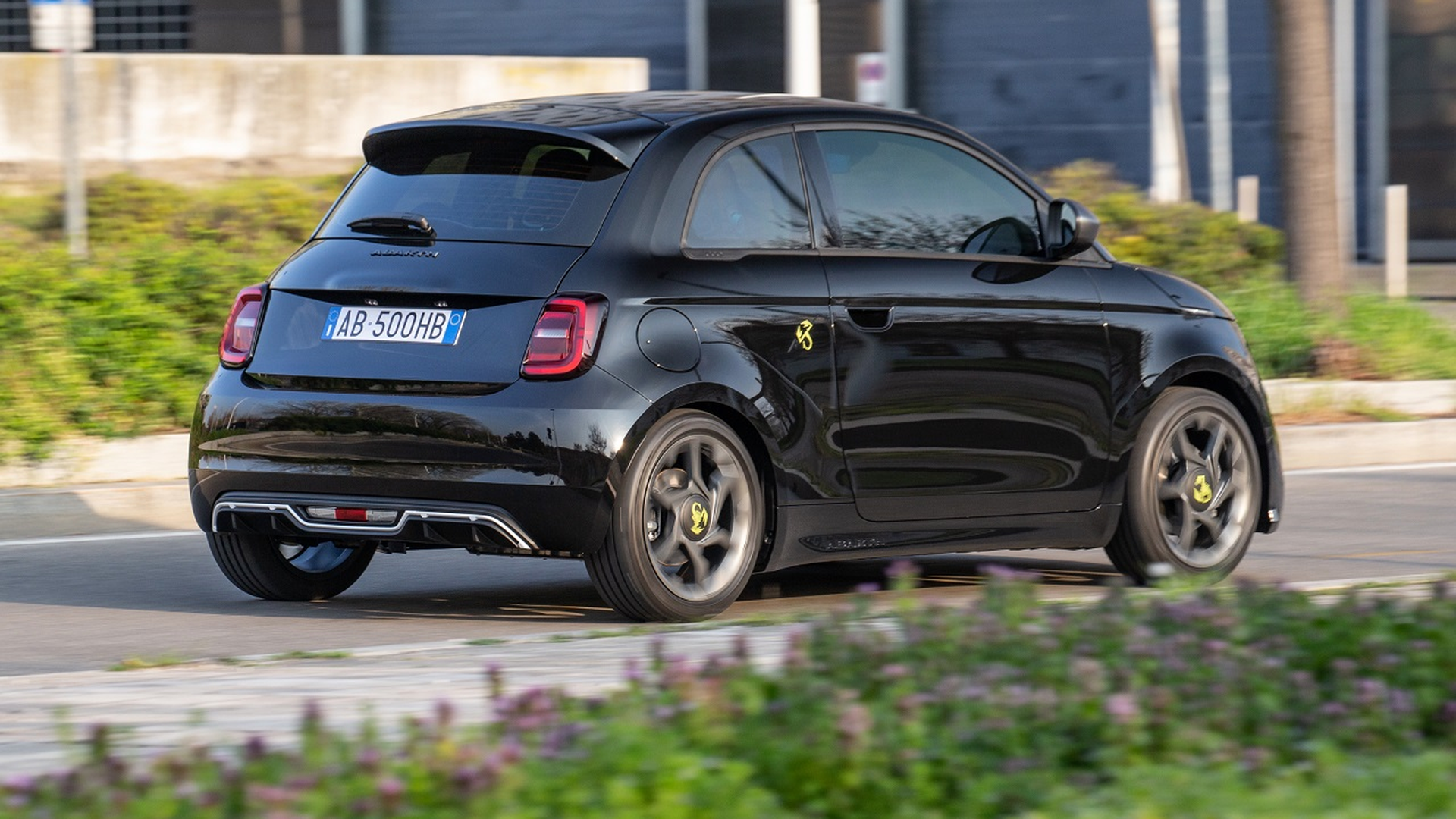 Abarth 500e: lanciate altre due versioni - Autoblog