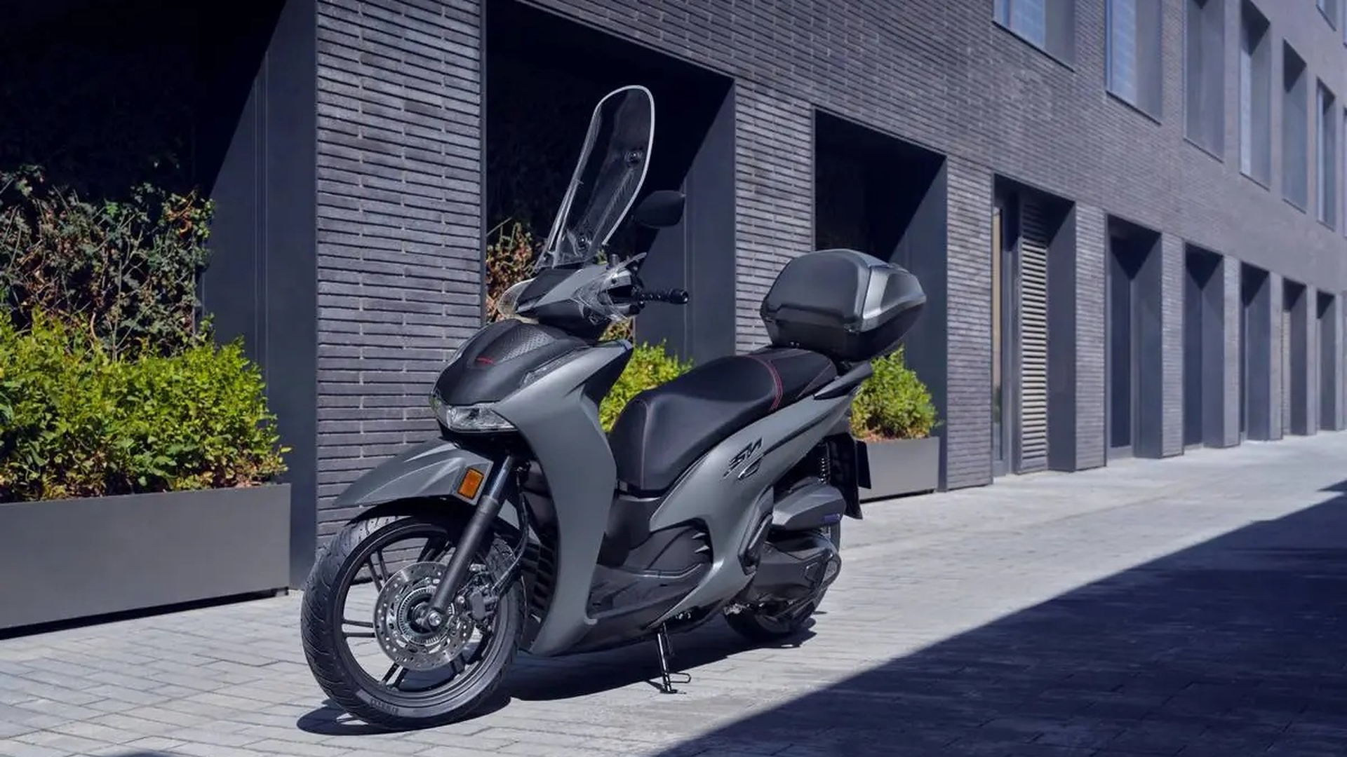 Honda SH350i 2025: tutte le novità del restyling dello scooter - Motoblog