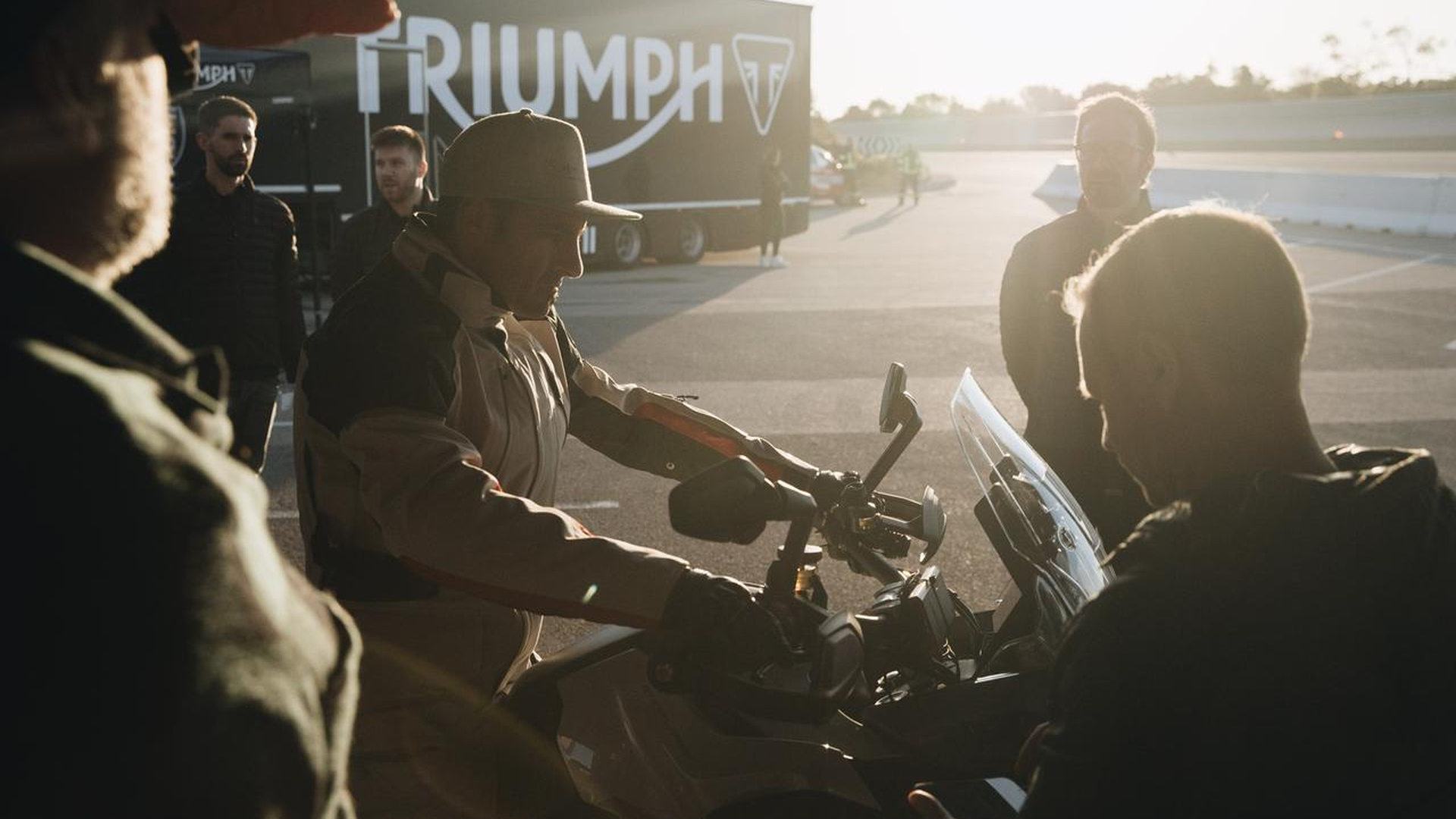 Triumph Motorcycles e Iván Cervantes conquistano un nuovo Guinness ...