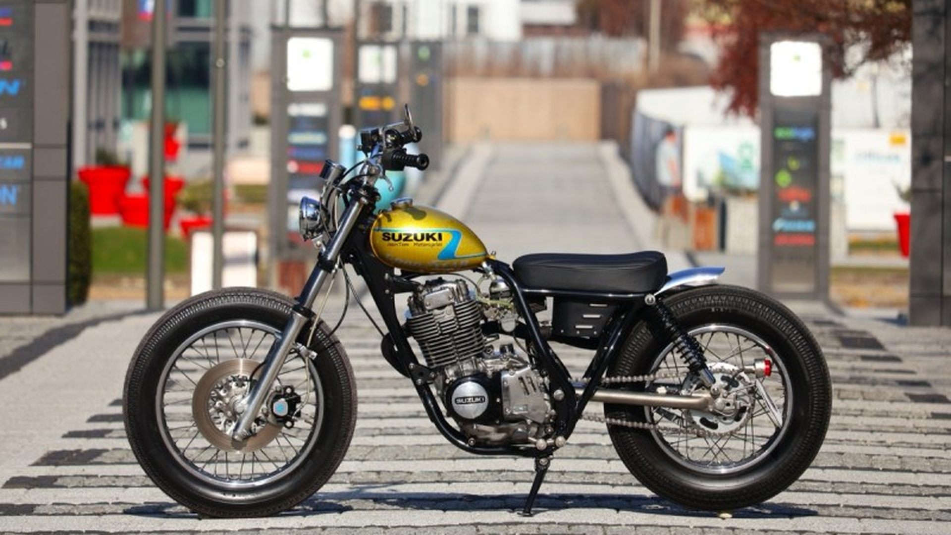 Suzuki GN400 Bobber: la trasformazione in Gold Nickel 400