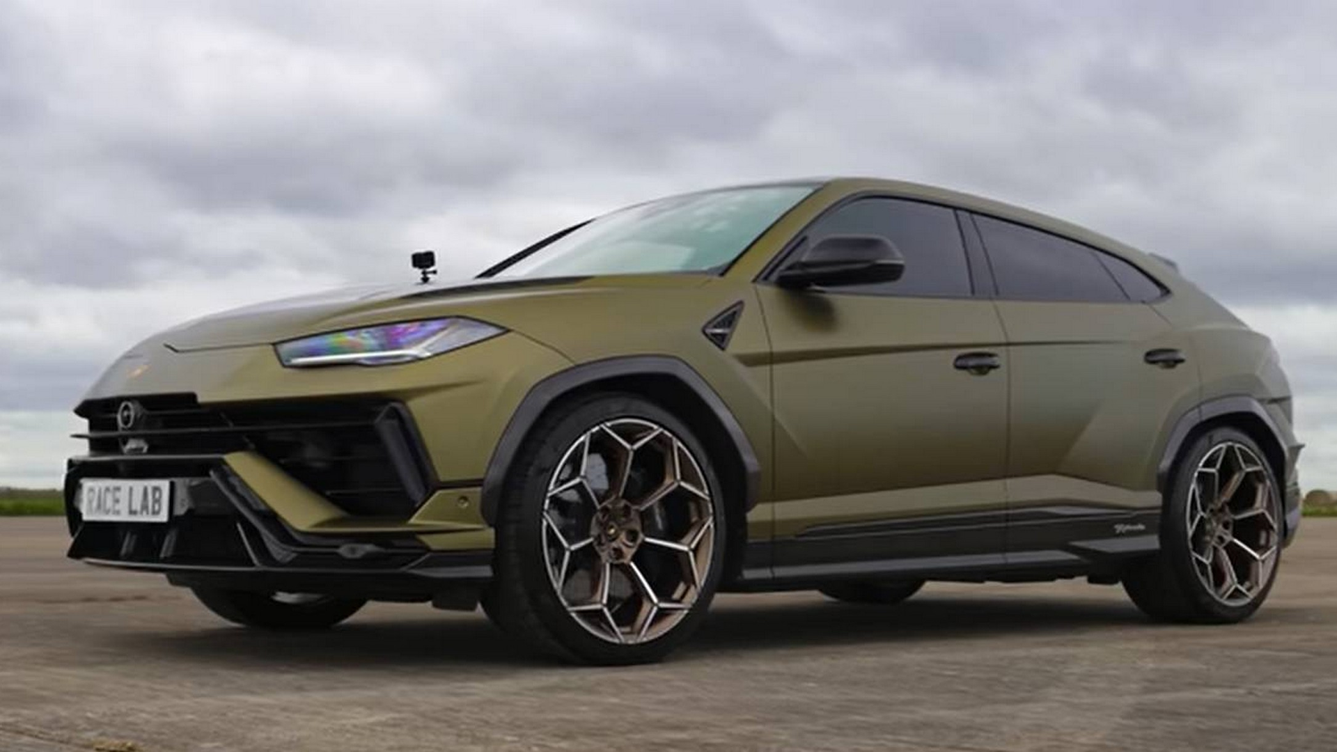 Lamborghini Urus Performante vs Ferrari Purosangue nella drag race ...
