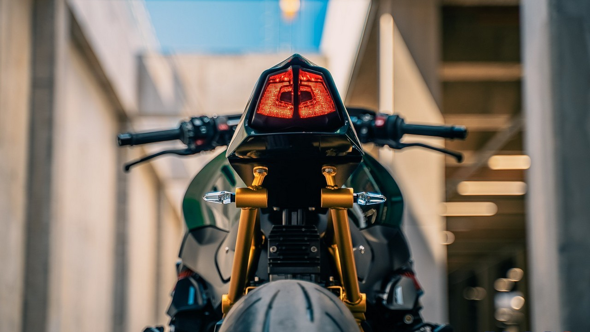 BMW R 1250 R "Hulk Edition" by Tossa R - Motoblog