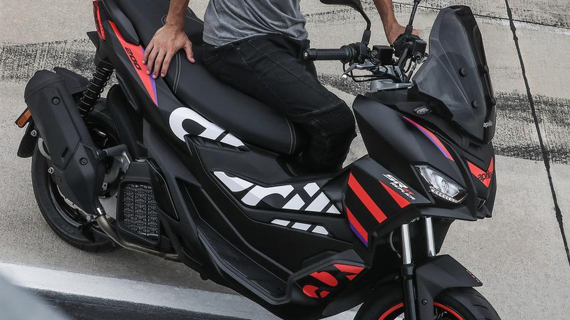 Aprilia SR GT Replica: debutta il nuovo scooter urban adventure [FOTO]