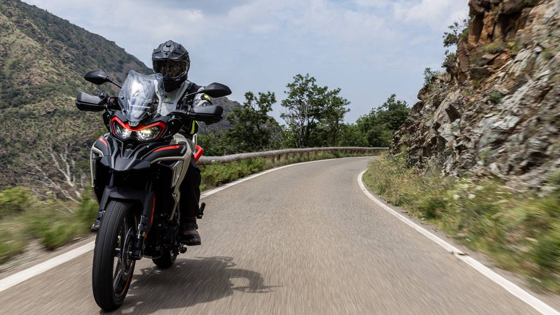 Benelli TRK 702X 2025: la nuova moto adventure per ogni terreno - Motoblog