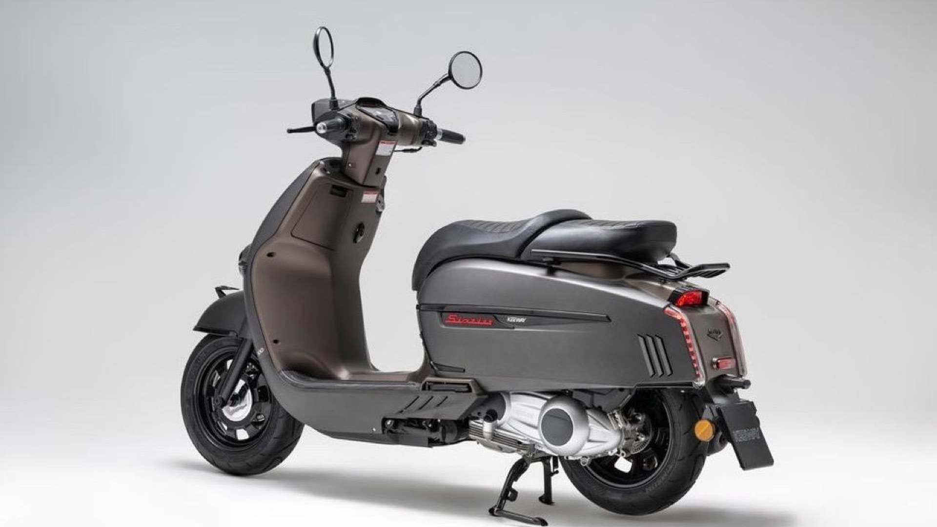 Keeway Sixties 300i: debutta il nuovo scooter dal design retro [FOTO]