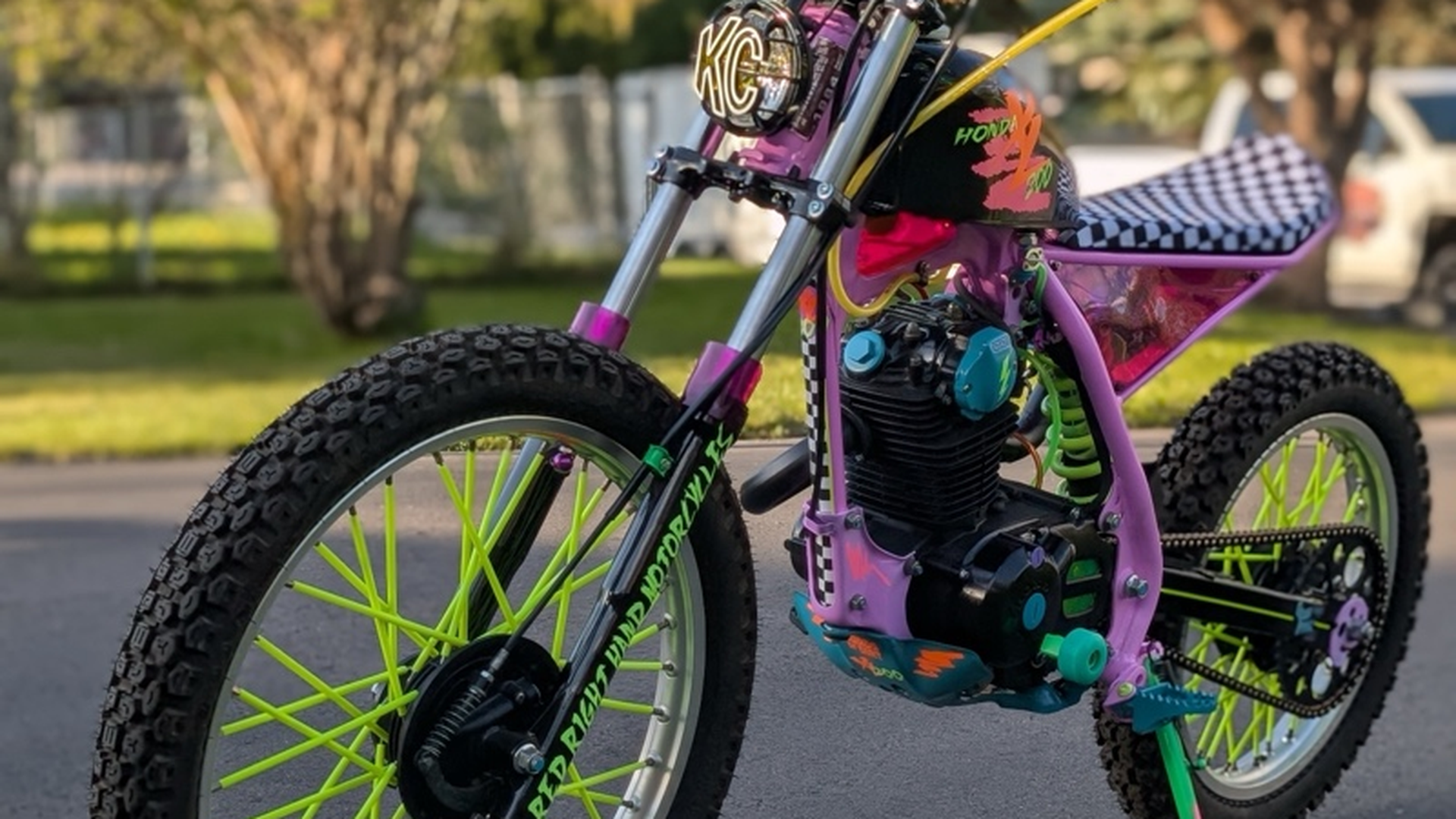 La Honda XL200 Scrambler: l'icona Neon del One Moto Show 2025