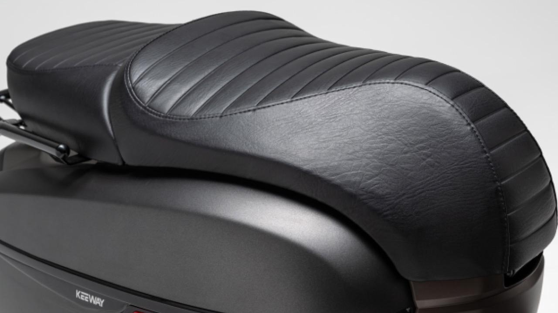 Keeway Sixties 300i: debutta il nuovo scooter dal design retro [FOTO]