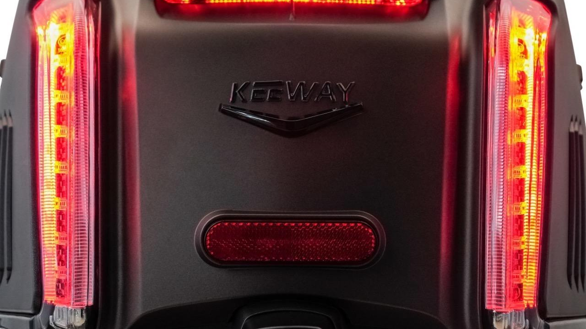 Keeway Sixties 300i: debutta il nuovo scooter dal design retro [FOTO]