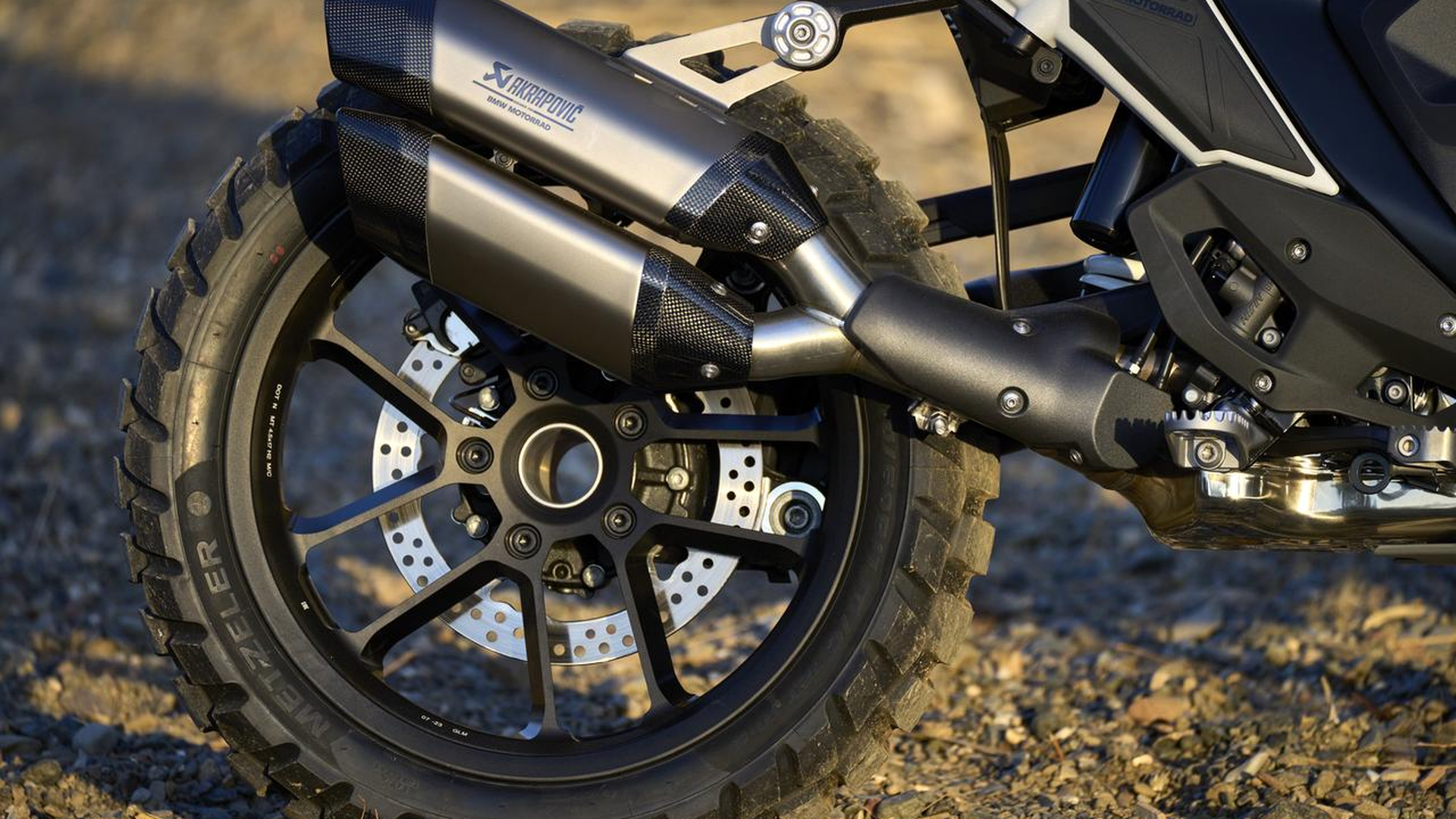 Nuova BMW R 1300 GS: Metzeler è fornitore degli pneumatici - Motoblog