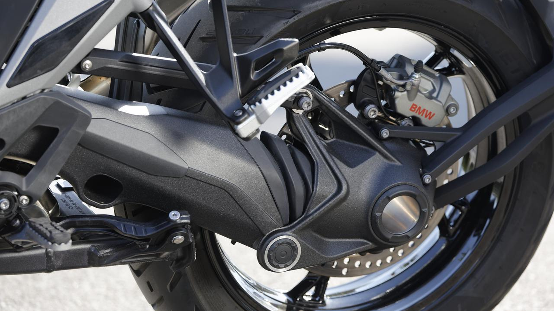 Nuova BMW R 1300 GS: Metzeler è fornitore degli pneumatici - Motoblog