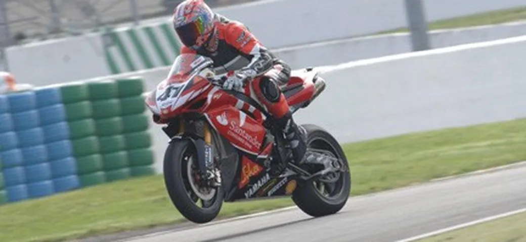 Chi è alla guida della Yamaha R1 di Haga?