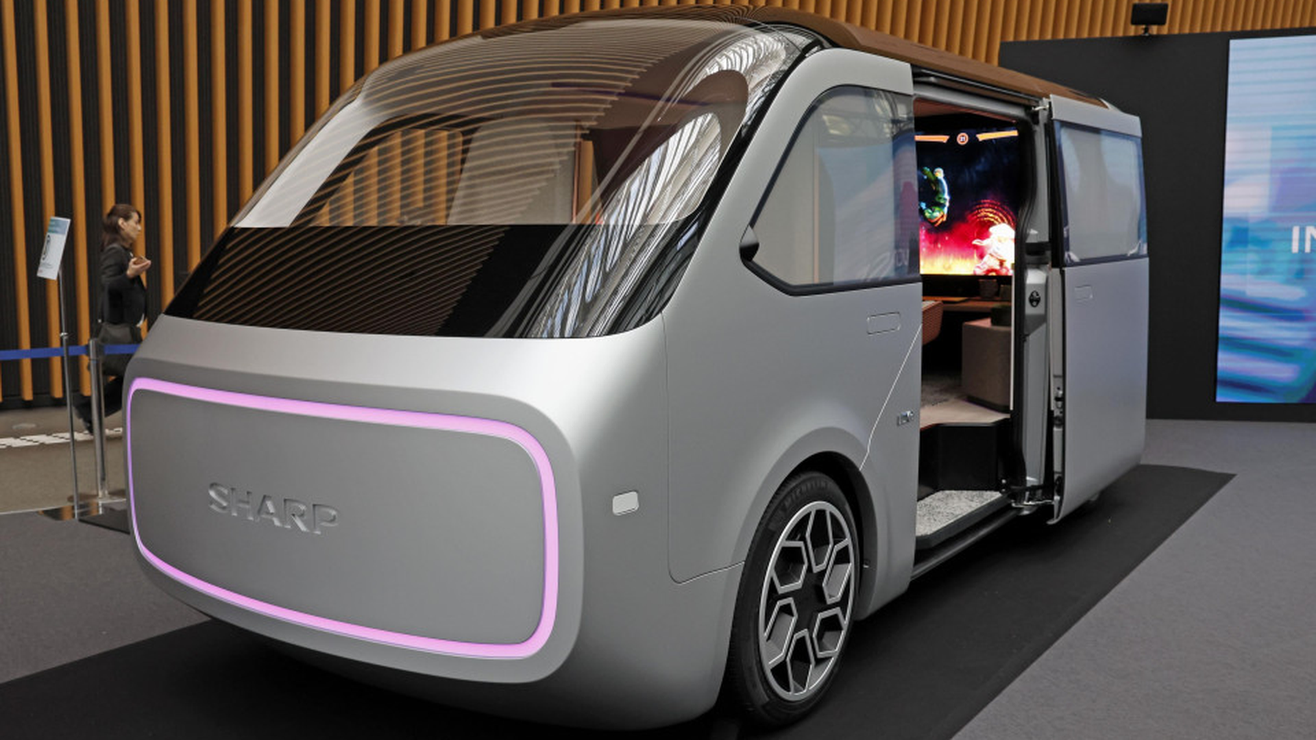Sharp LDK+: il minivan elettrico con pannelli solari e dotato di AI ...