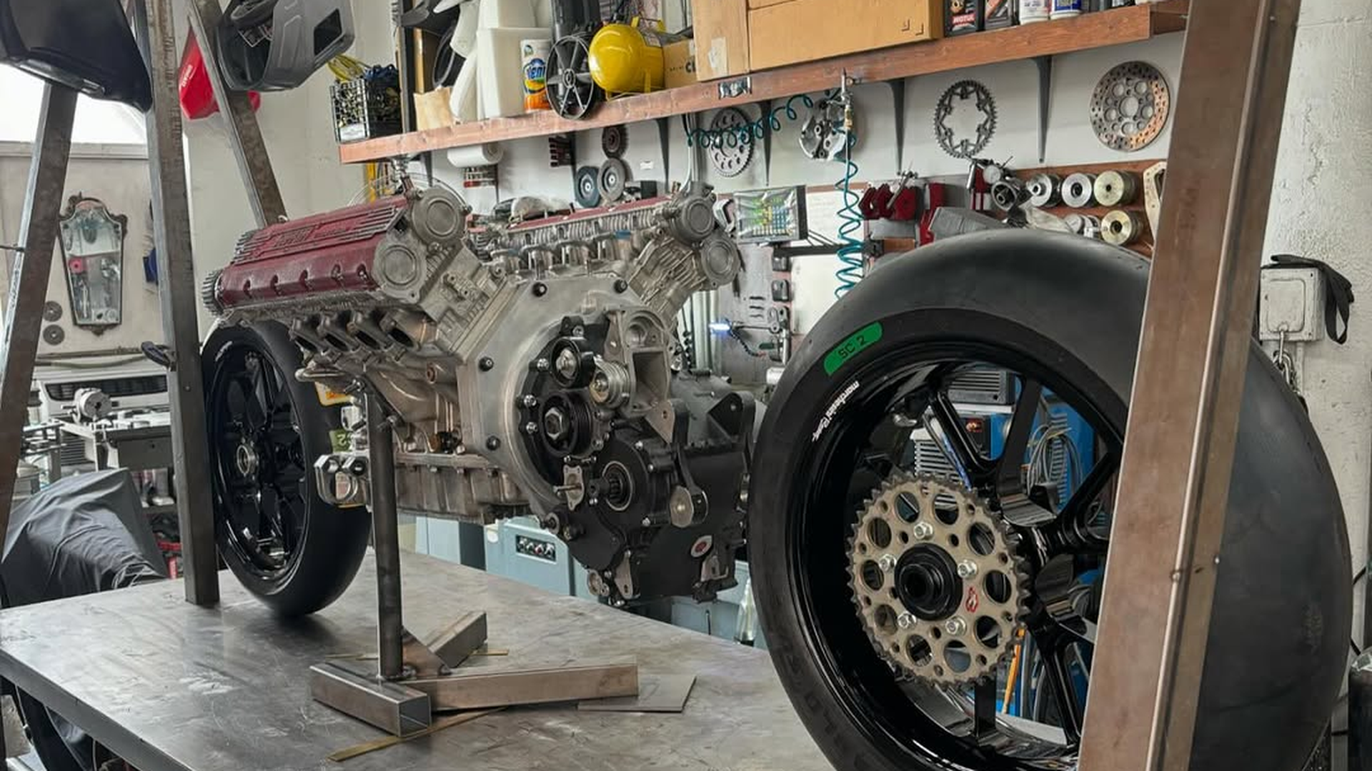 Hazan HF355: la folle moto artigianale con motore Ferrari V8